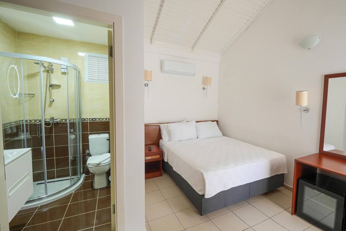 Quarto Básico | Roupa de alta qualidade, camas de colchão Select Comfort, minibar