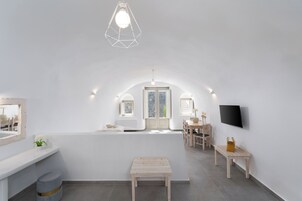 Suite de Luxo, pátio, vista para o mar | Sala de estar | TV de ecrã plano