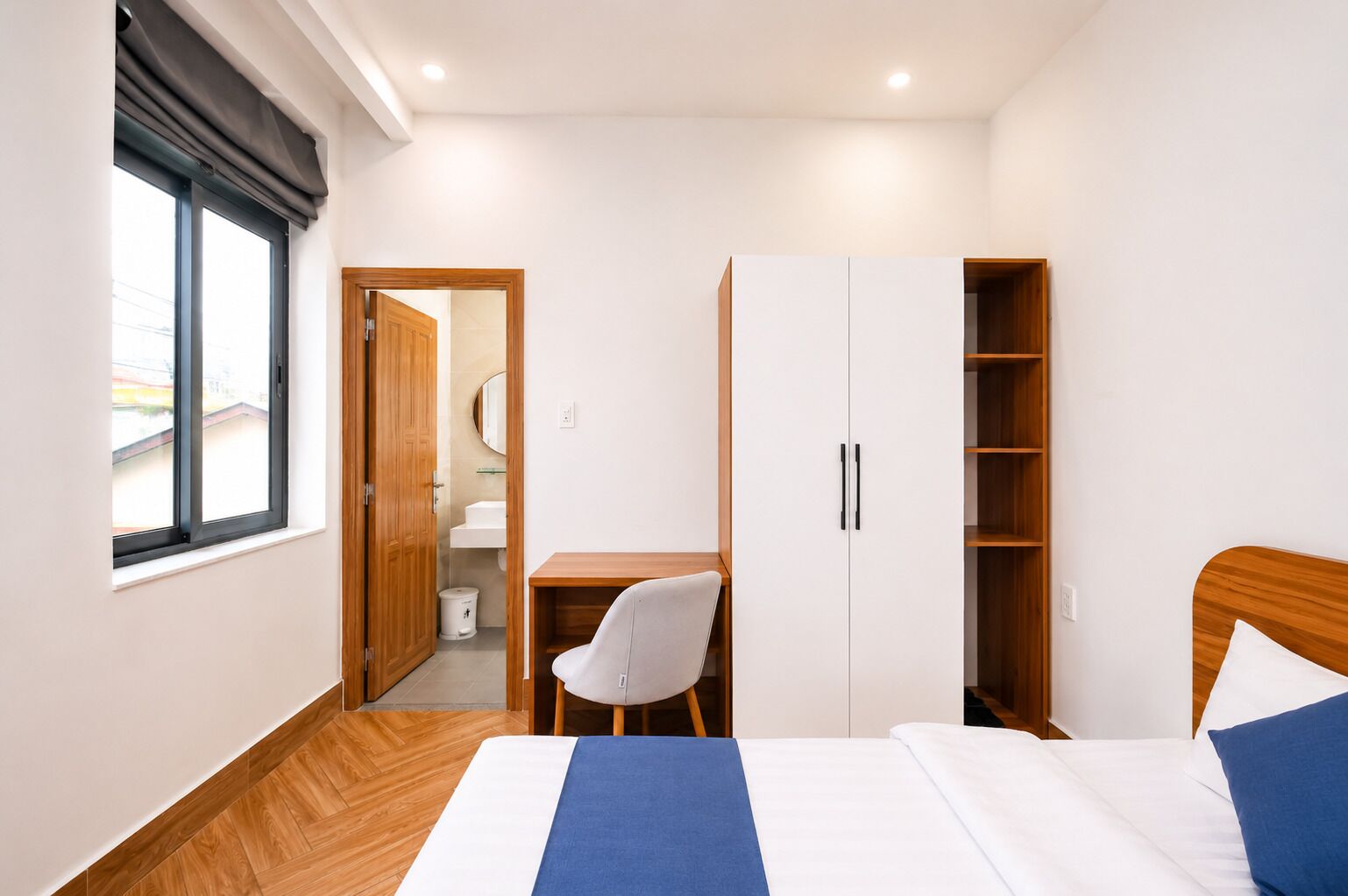 Quarto Quádruplo Deluxe, vista para a colina | Secretária, secretária adequada para computadores portáteis 