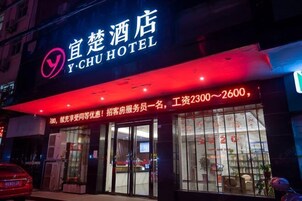Exterior do Hotel Y. Chu, com uma placa de destaque e entrada iluminada.