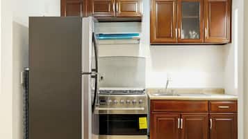 Geladeira grande, micro-ondas, fogão, cooktop
