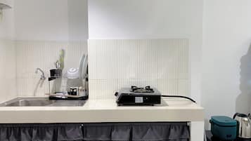 Estúdio Deluxe | Cozinha privada | Minifrigorífico, uma placa de cozinha