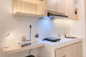 Estúdio Deluxe | Cozinha privada | Um frigorífico/congelador grande, uma placa de cozinha 