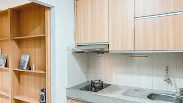 Estúdio Deluxe | Cozinha privada | Um frigorífico/congelador grande, uma placa de cozinha
