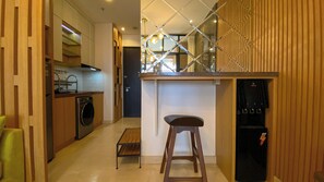 Apartamento Deluxe | Cozinha privada | Um frigorífico/congelador grande, um micro-ondas, uma placa de cozinha 