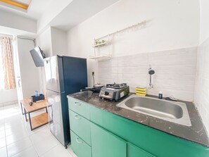 Apartamento luxo | Cozinha privada | Geladeira grande, cooktop, mesas de jantar