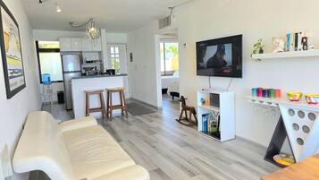 Apartamento, vista parcial para o oceano | TV