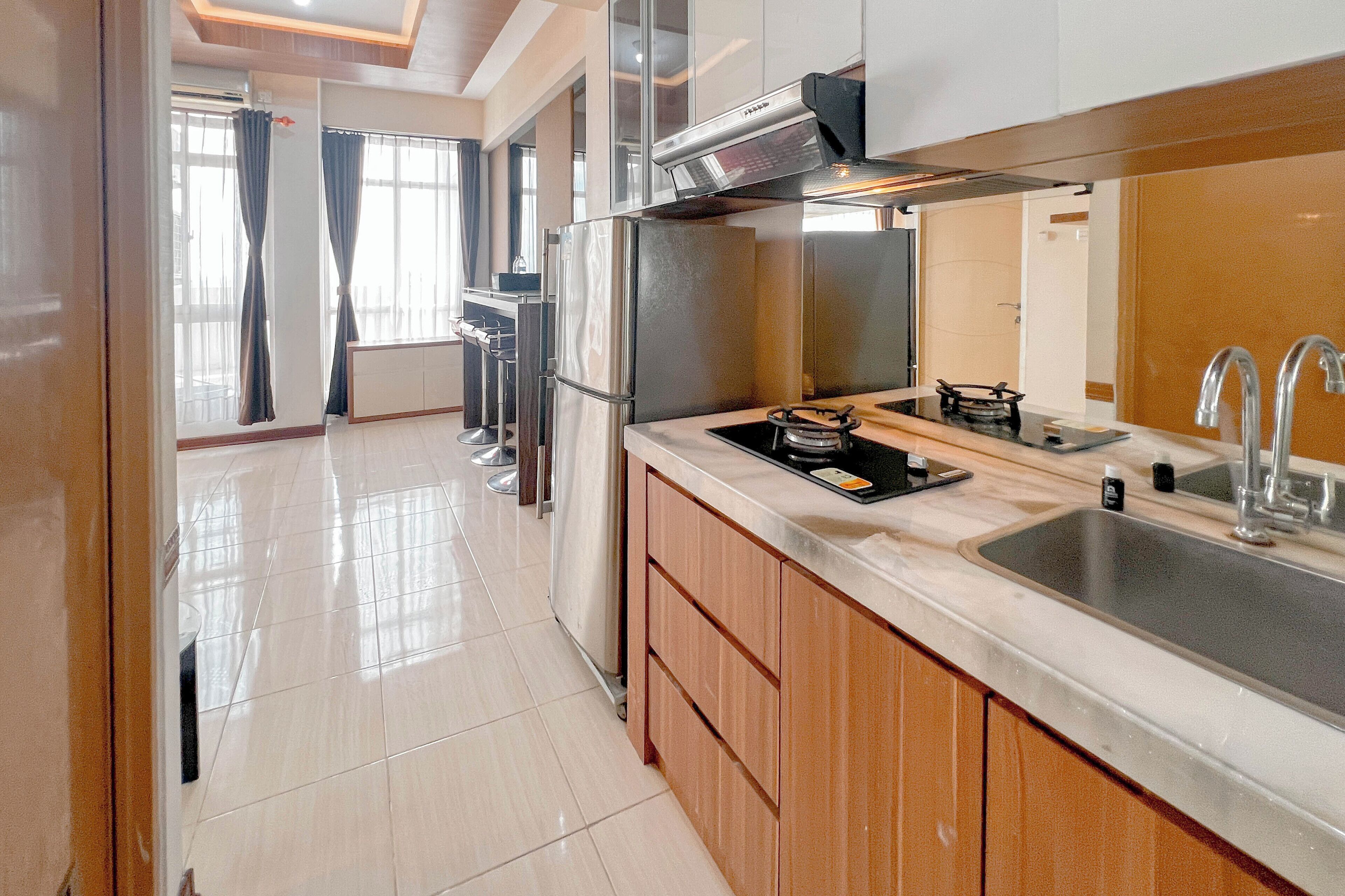 Apartamento Deluxe | Cozinha privada | Um frigorífico/congelador grande, uma placa de cozinha, mesas de jantar 