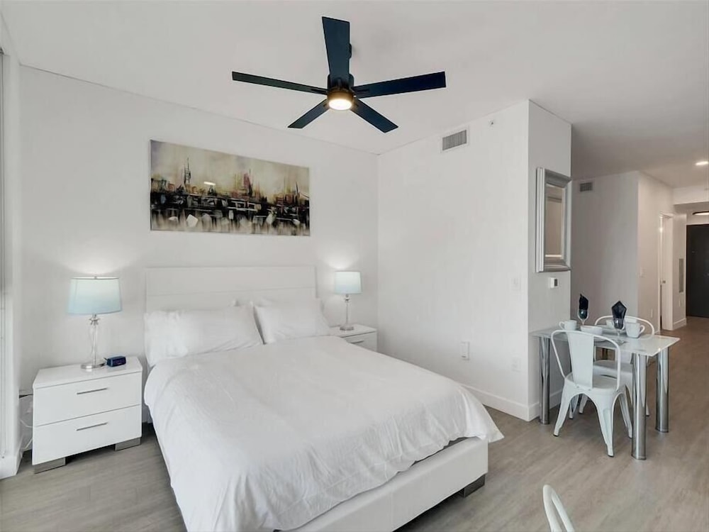 Best Phoenix Location | Walkable Studio | nr Metro - Phoenix | Vrbo