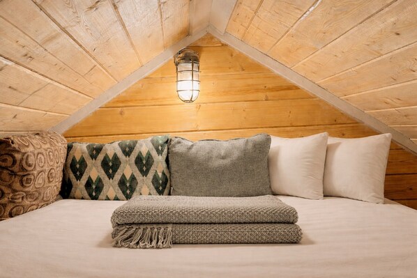 Cabana, 2 quartos, vista para o lago, ao lado do lago | Camas com colchões de espuma com sistema de memória