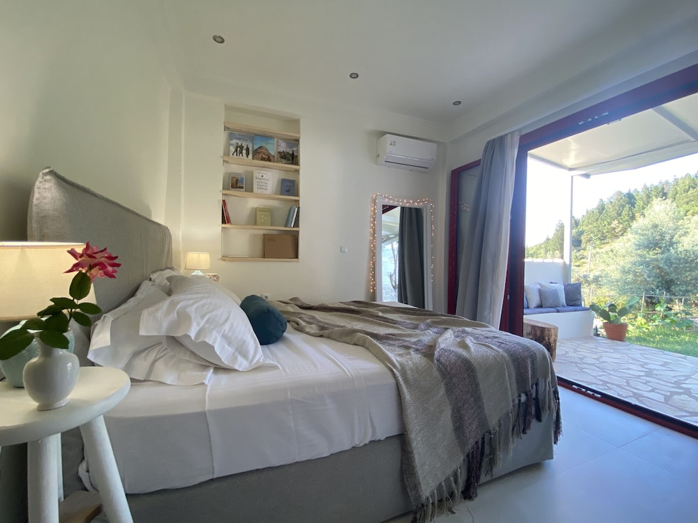 Holiday Home 'Cozy 2-bdrm-house With Garden' With Private Garden, Wi-fi And Air Conditioning - Lefkada