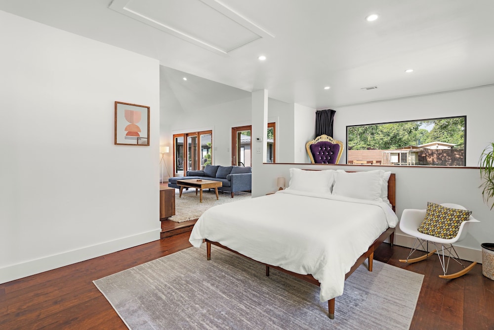 5 Bedroom Luxe Home W/ Basketball Court - Slidell, LA