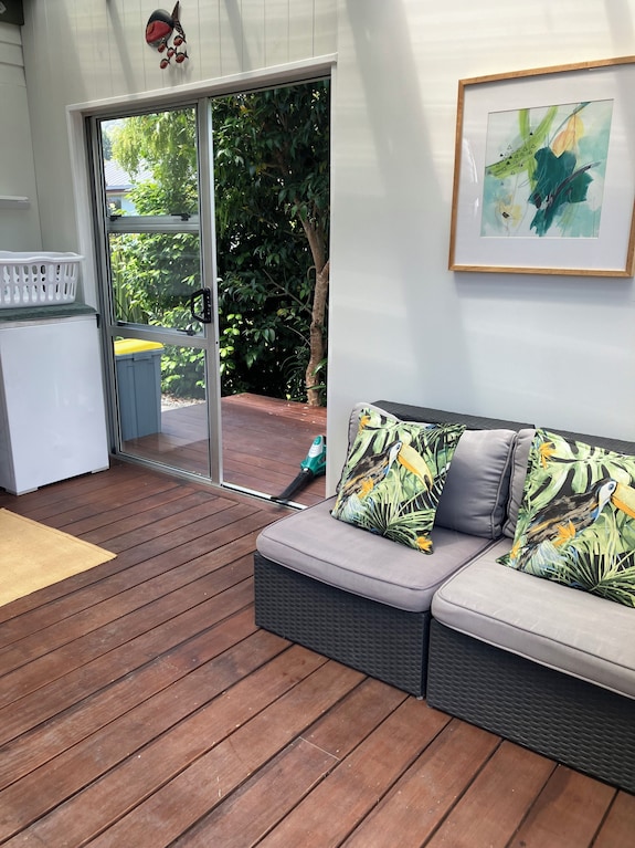 Modern Cabin At Beautiful Pohara Beach - New Zealand