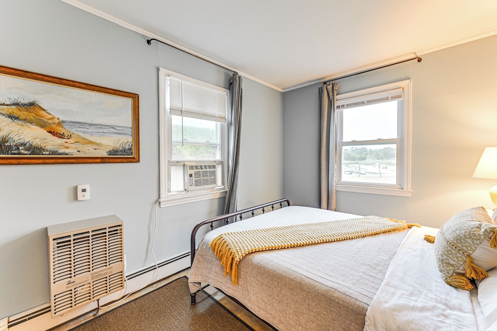 Bayfront East Quogue Retreat W/ Private Boat Dock - Westhampton Beach, NY