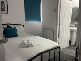 Quarto Duplo Standard, não fumadores, casa de banho privativa | Secretária, secretária adequada para computadores portáteis 