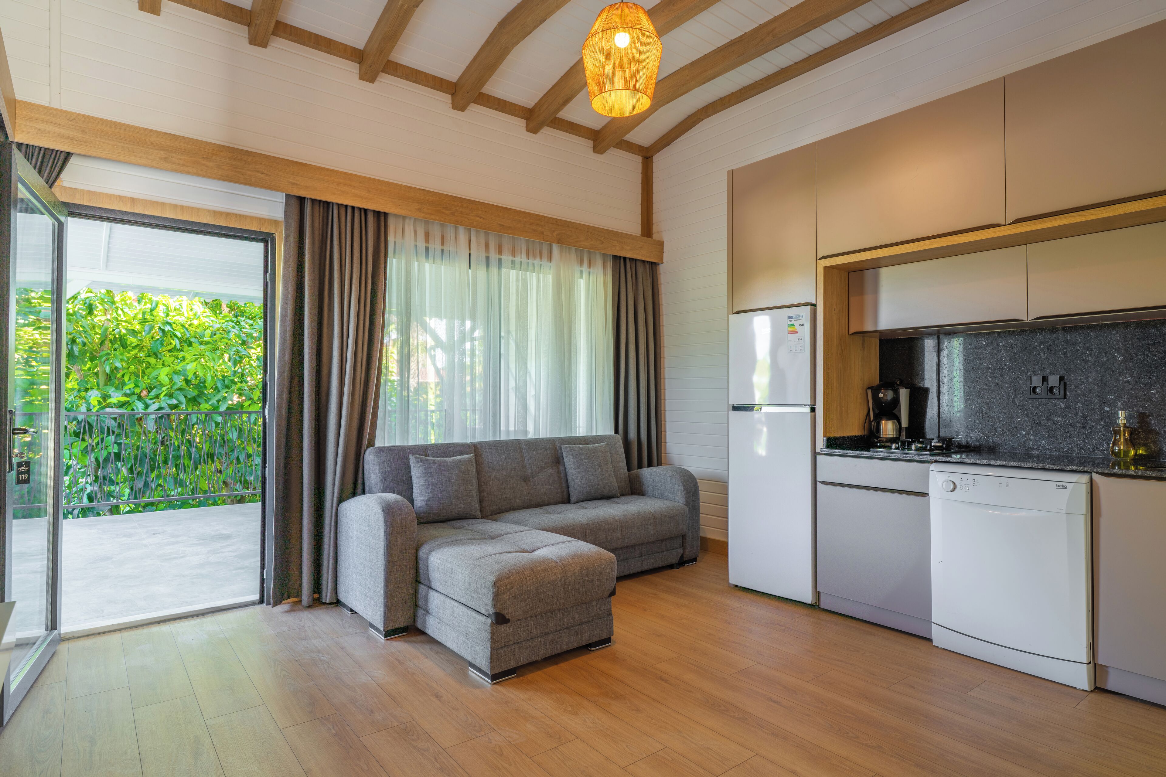 Apartamento família, sacada, vista para o jardim | Área de estar | Smart TV 43 polegadas com canais via satélite, Netflix