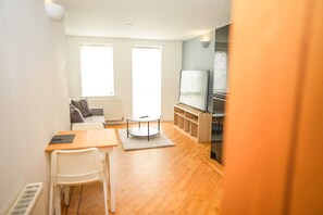 Apartamento | Cozinha privada | Um frigorífico, um micro-ondas, um forno, uma placa de cozinha