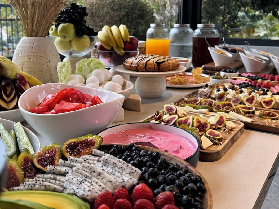 Pequeno-almoço tipo buffet diário (12 USD por pessoa)