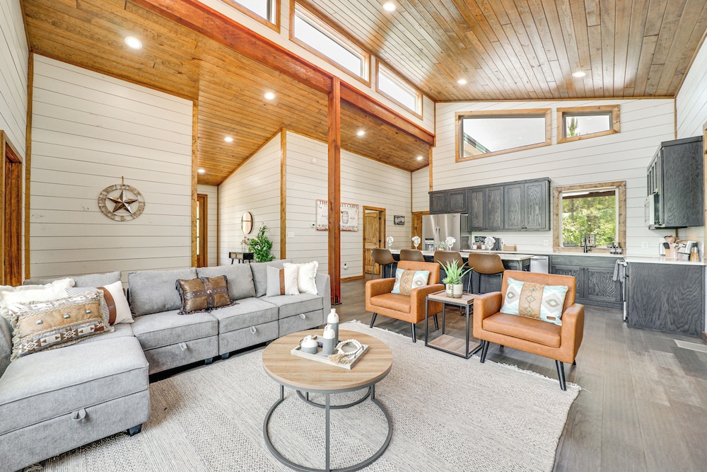 Luxe Broken Bow Home W/ Hot Tub & Fire Pit! - Broken Bow, OK