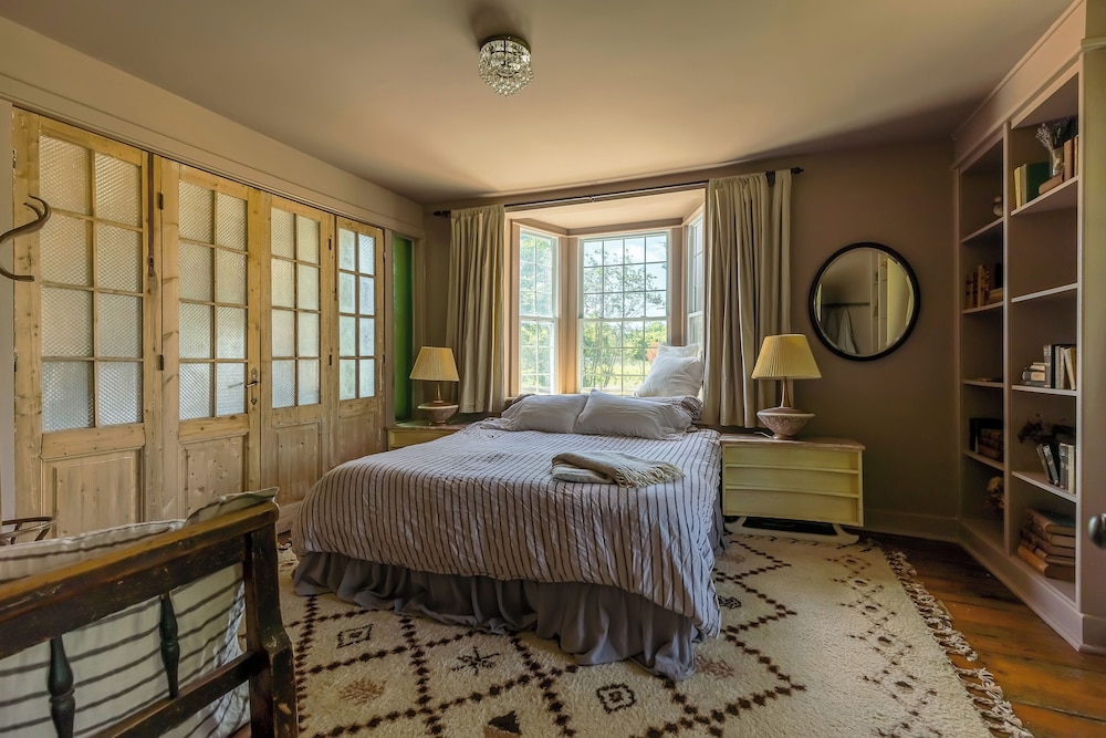 Cressy House - WATERFRONT AND POOL - Waupoos | FeWo-direkt