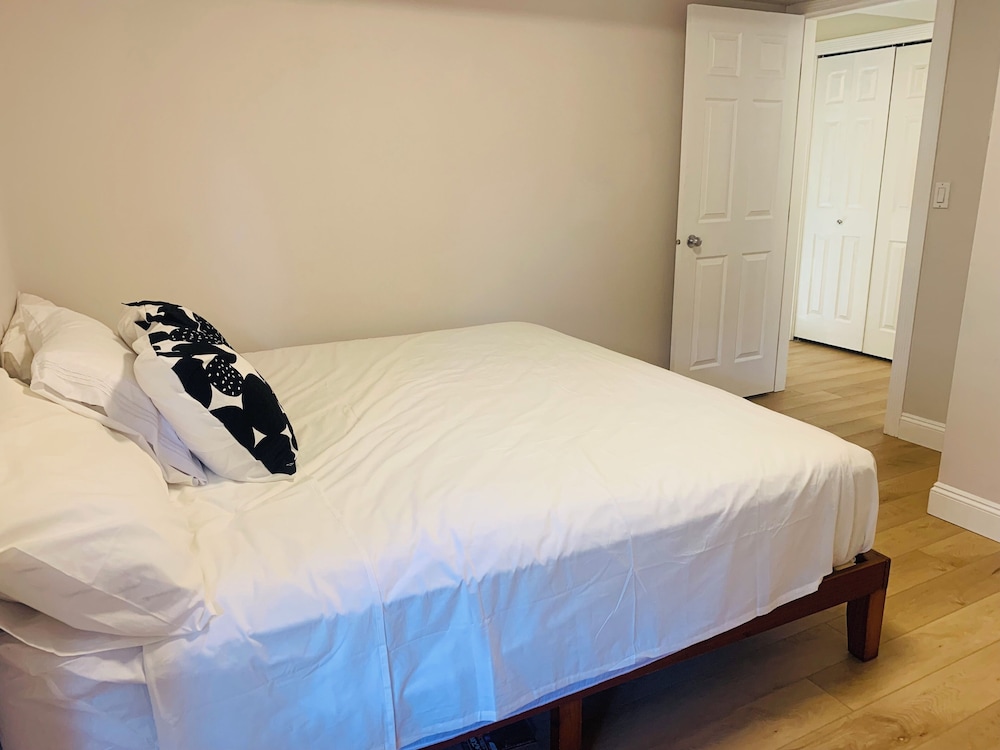 Guest Suite 2 Beds Coquitlam Centre Mall -10min Walk To Skytrain/mall - Port Moody