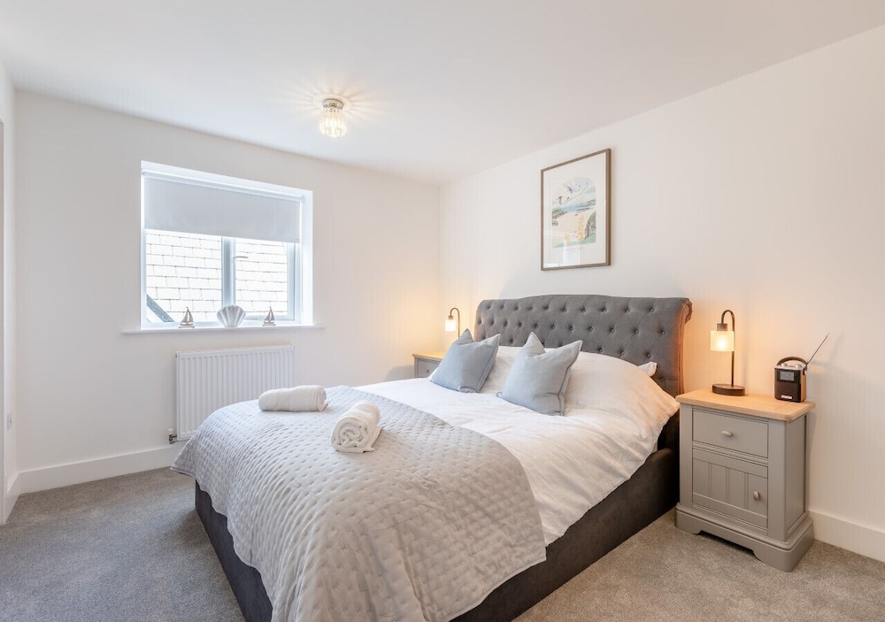 Seaspray - Bude - Two Bedroom Apartment, Sleeps 4 - Stratton