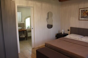 Quarto quádruplo luxo, vista para o vinhedo | Lençóis italianos Frette, roupas de cama premium, edredons de pluma