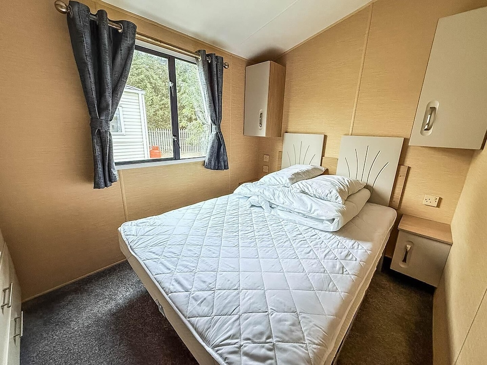 Homely 8 berth caravan at Highfield Grange in Essex ref 26445BA ...
