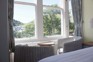 Quarto Duplo Superior, vista para o mar | Secretária, roupa de cama fornecida 