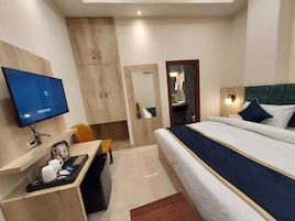 Quarto casal luxo | Escrivaninha, cortinas blackout, ferros/tábuas de passar roupa