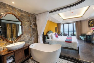 Quarto Duplo Deluxe, vista para a montanha | Casa de banho | Um chuveiro fixo, produtos de higiene exclusivos, um secador de cabelo 