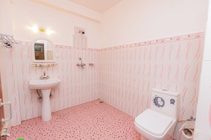 Quarto Twin Deluxe | Casa de banho | Chinelos