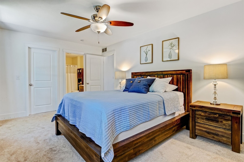 Emerald Oasis: Downtown Saugatuck Gem, Private Hot Tub, Fire Pit, Patio - Douglas, MI