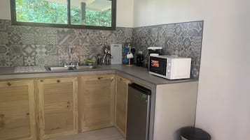 Estúdio Comfort | Cozinha privada | Um frigorífico, um micro-ondas, uma placa de cozinha, uma torradeira
