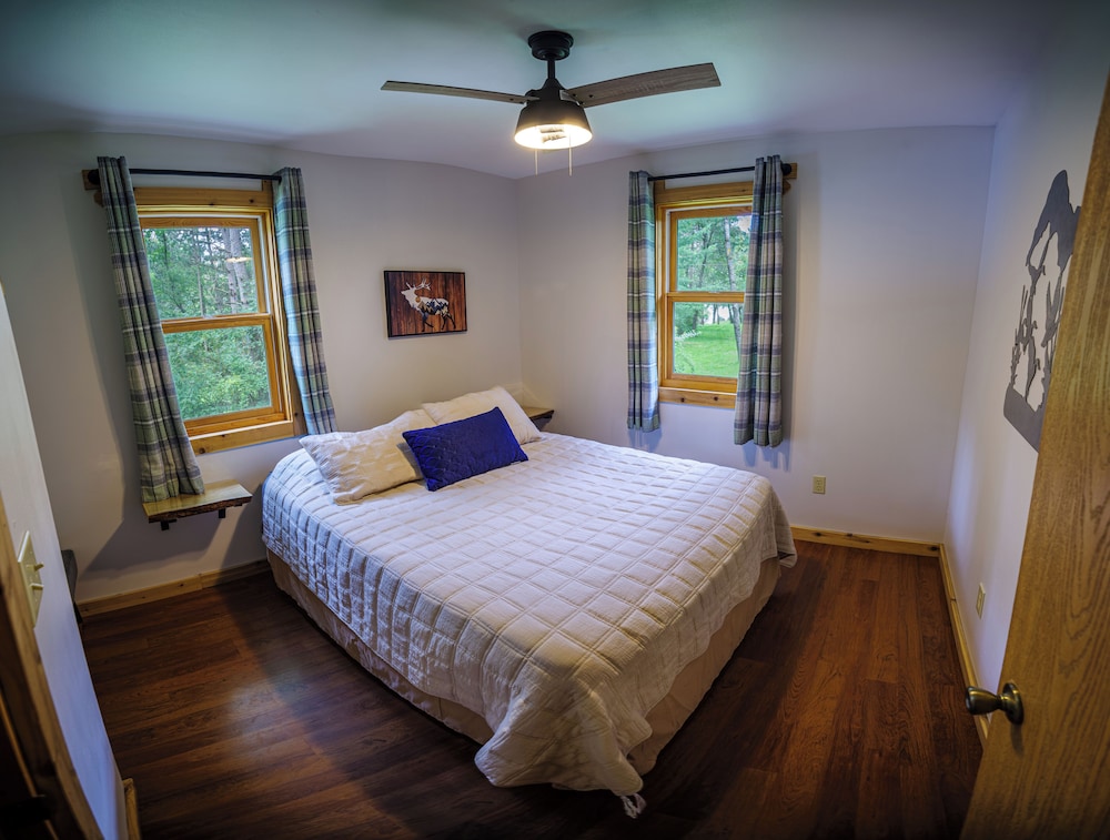 Upper Dells Riverfront / Private Dock / Kayaks / Firepit - Wisconsin Dells, WI