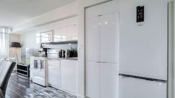 Apartamento, Vista para a cidade | Cozinha privada | Uma placa de cozinha, utensílios de cozinha