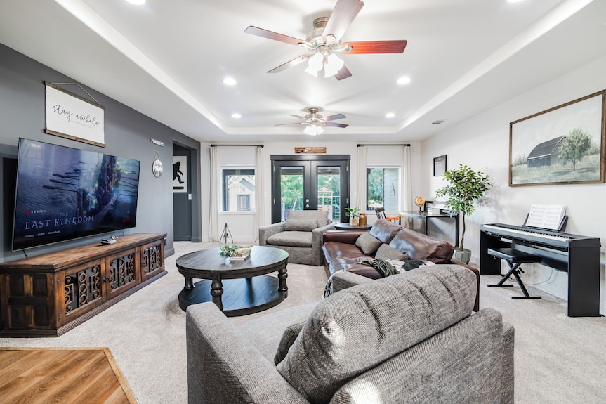 Cozy City Cabin W/king Bed/fire Pit/foosball/ Arcades/playground And Nice Yard - 로즈빌