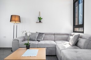 Apartamento, varanda, vista para o jardim | Sala de estar | Smart TV de 55 polegadas com canais digitais 