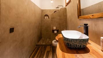 Um polibã, um secador de cabelo, toalhas fornecidas, sabão