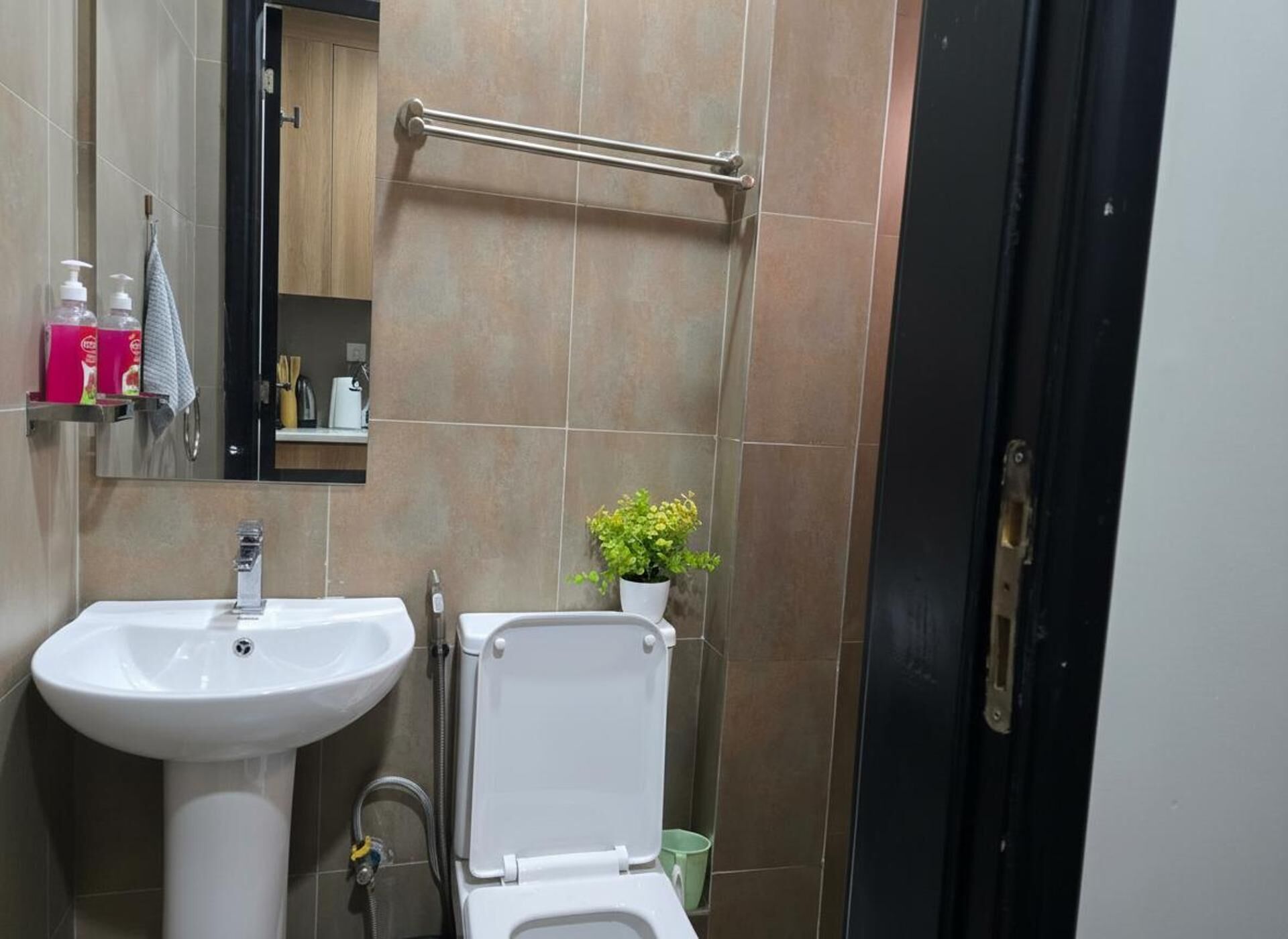 Chuveiro, produtos de toalete grátis, toalhas de banho, papel higiênico