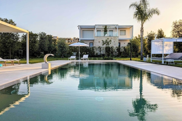 Piscina exterior, da(s) 8:00 à(s) 20:00, toldos gratuitos, guarda-sóis