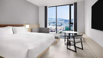 Quarto luxo, 1 cama King e sofá-cama, para não fumantes, vista para a cidade | Roupas de cama premium, cofres nos quartos, escrivaninha