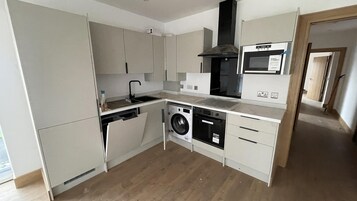 Apartamento | Cozinha privada | Um frigorífico, um micro-ondas, um forno, uma placa de cozinha 