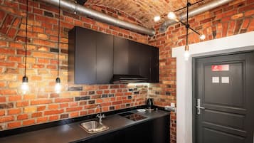 Apartamento básico, 1 quarto | Cooktop, chaleira elétrica, talheres/pratos/utensílios de cozinha