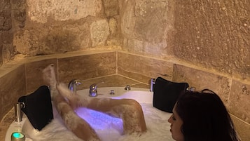 Quarto Duplo Deluxe, vista para o pátio | Banheira de hidromassagem