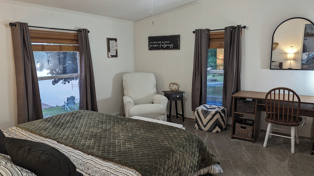 Water's Edge - Hot Tub - Pet Friendly - Rose Lake, Coldwater