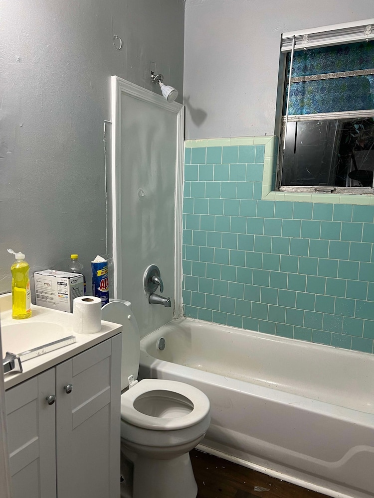 Pleasant 2-bedroom House With Ac In Macon. Only 2 Blocks From Piedmont Hospital. - Macon, GA