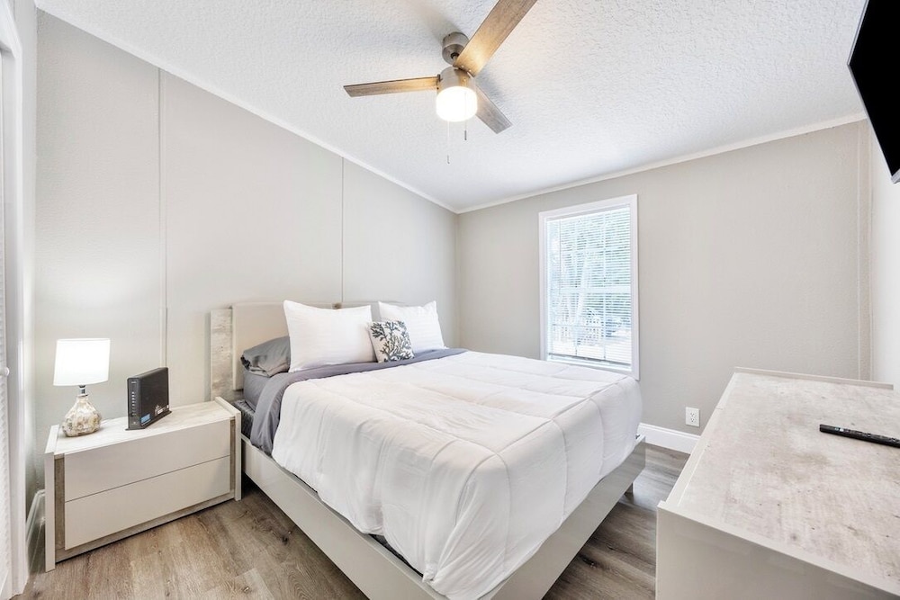 Stylish & Modern Retreat Near Jacksonville Beach! - closed, Jacksonville