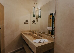 Quarto triplo, suíte (Triple) | Banheiro | Chuveiro, chuveiro com efeito de chuva, produtos de toalete de grife 