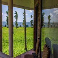 Quarto executivo, vista para o lago | Escrivaninha, quartos à prova de som, roupa de cama